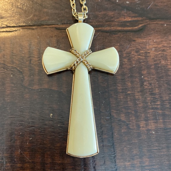 Avon | Jewelry | Avon Vintage Juliet Cross Ivory Tone | Poshmark